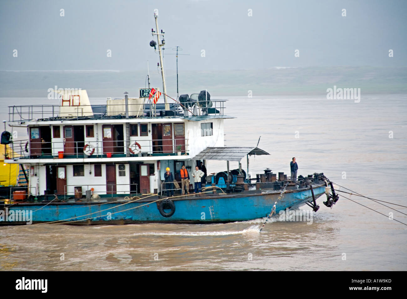 CHINA YANGTZE RIVER Chinese tug boat flying flag of People s Republic ...