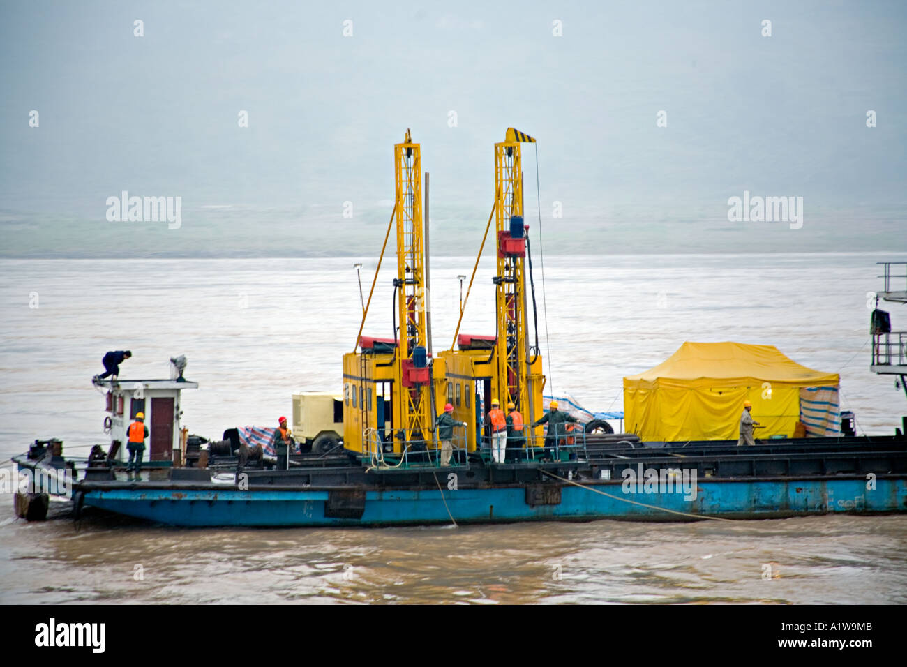 CHINA YANGTZE RIVER Chinese tug boat with cranes travels down the ...