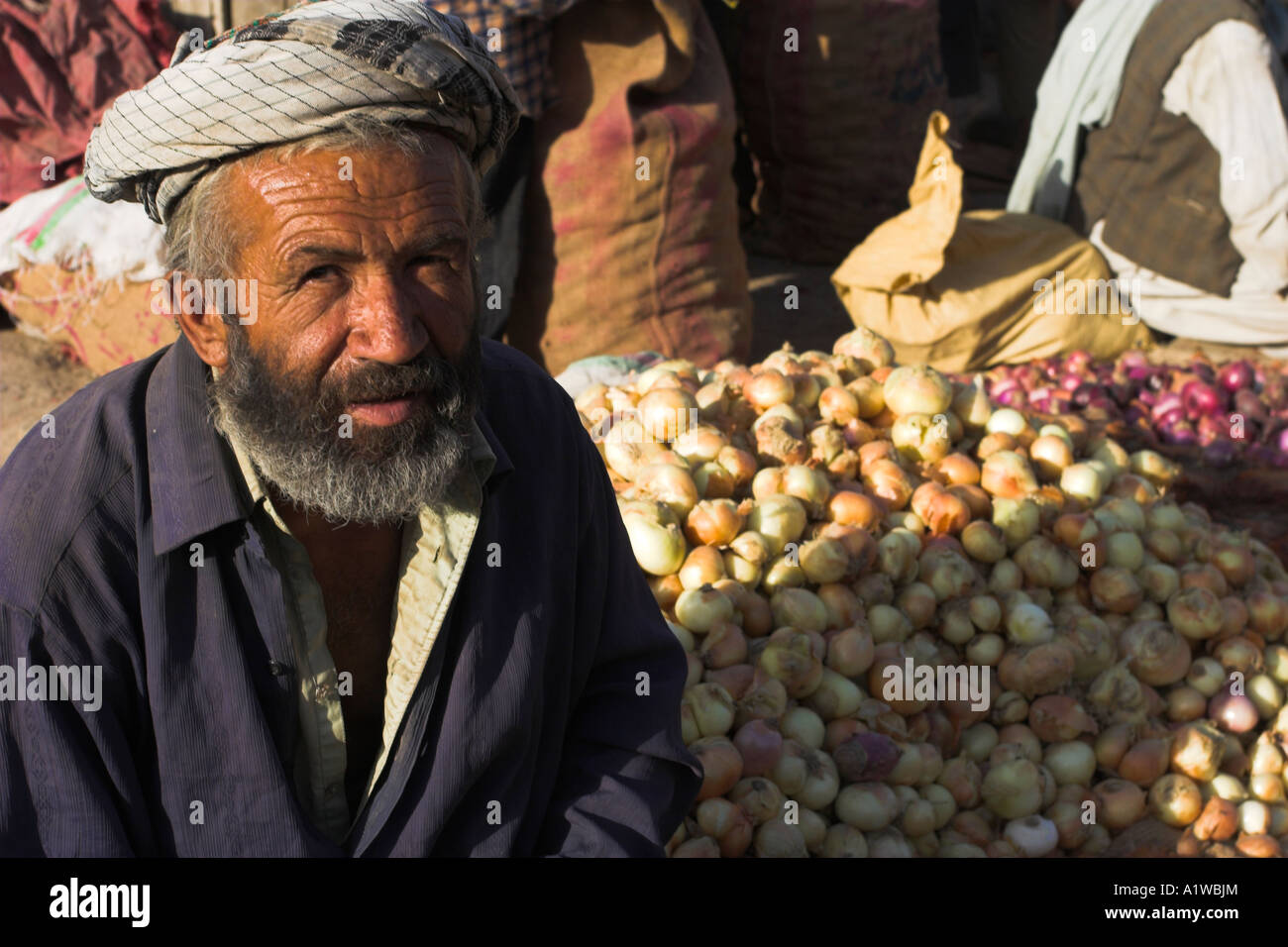 AFGHANISTAN Central Kabul Bazaar Garlic seller Stock Photo - Alamy