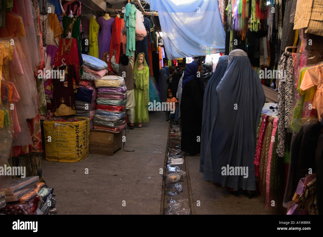 AFGHANISTAN Central Kabul Bazaar Textile shops Stock Photo - Alamy
