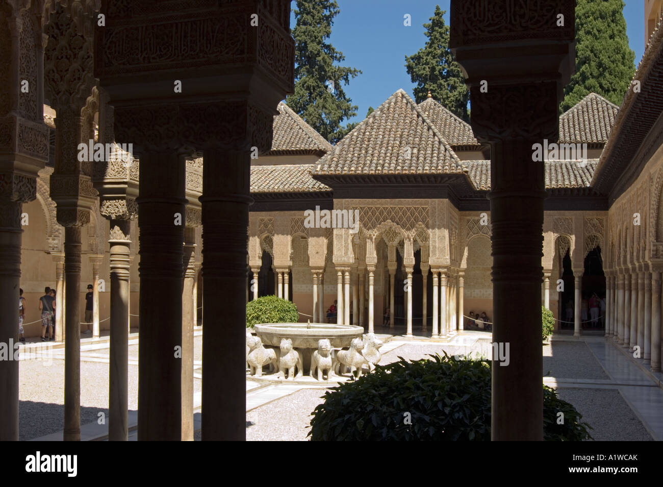 Alhambra palace patio de los leones hi-res stock photography and images ...