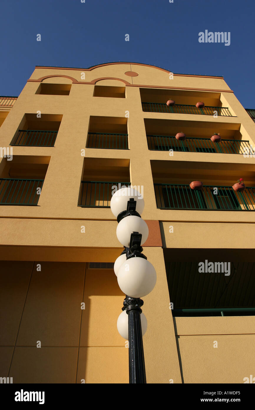 Street light in front building hi-res stock photography and images - Alamy