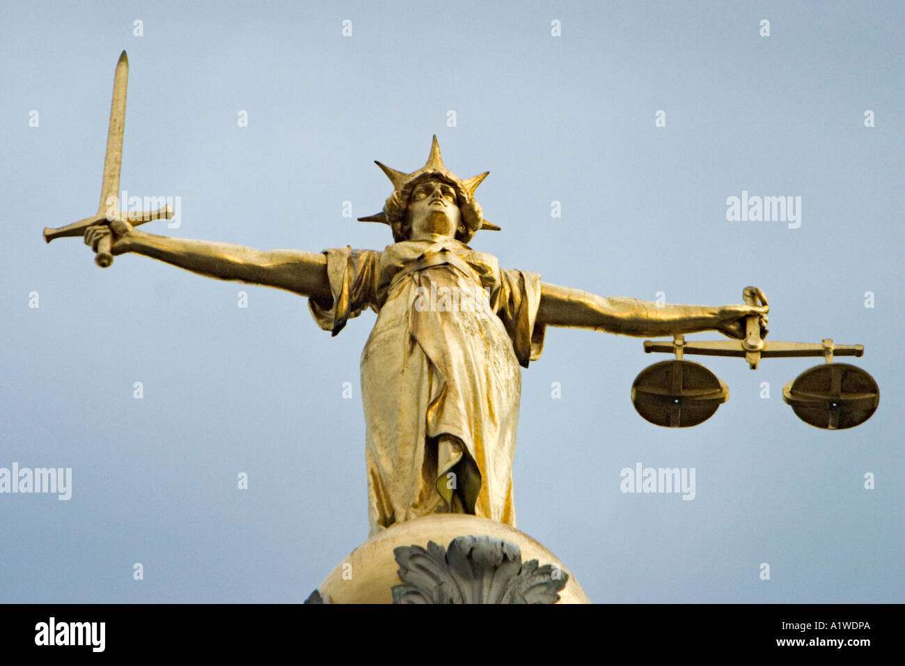 Statue of Justice on top of the Old Bailey (Central Criminal Courts ...