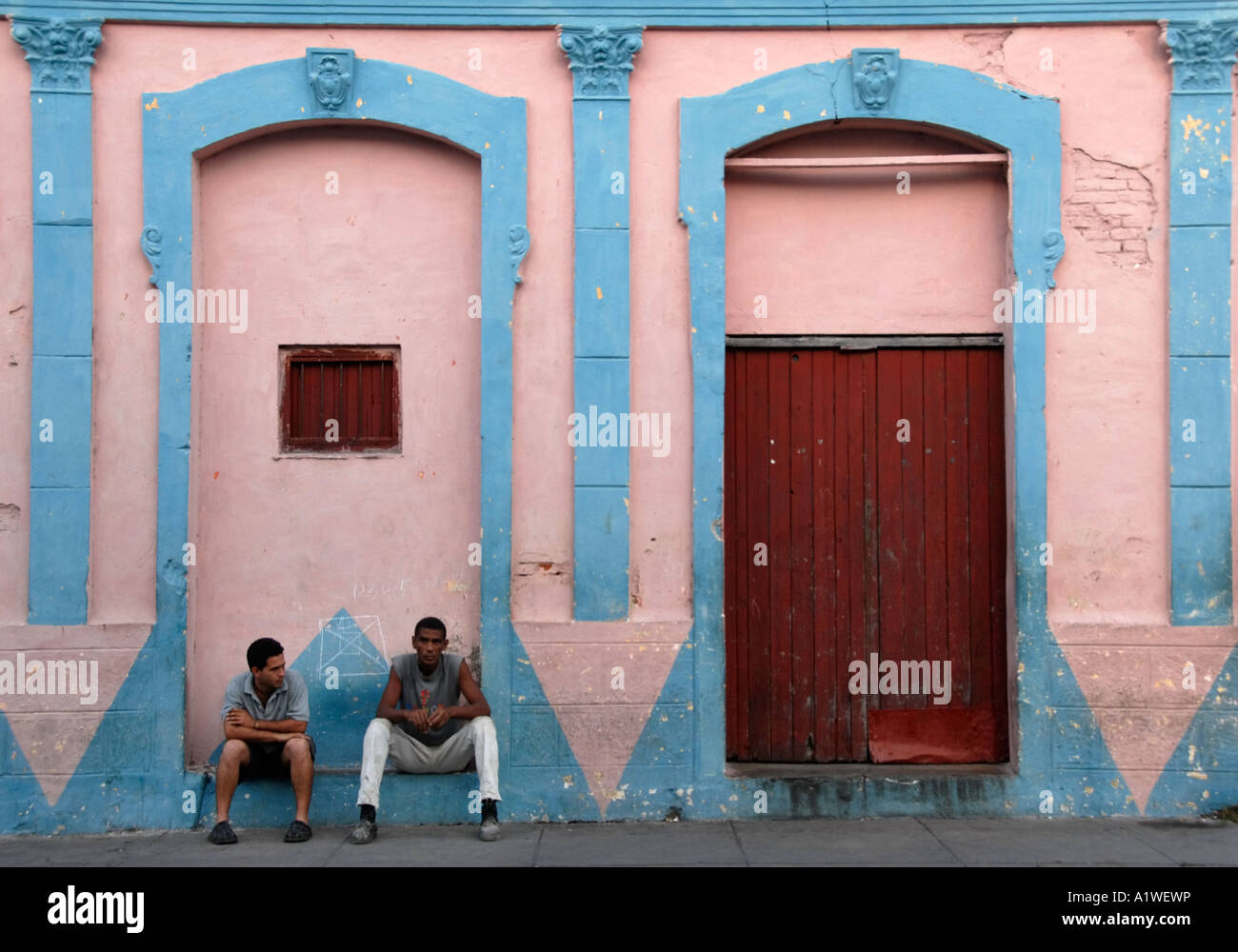 Two cuban men sitting hi-res stock photography and images - Alamy