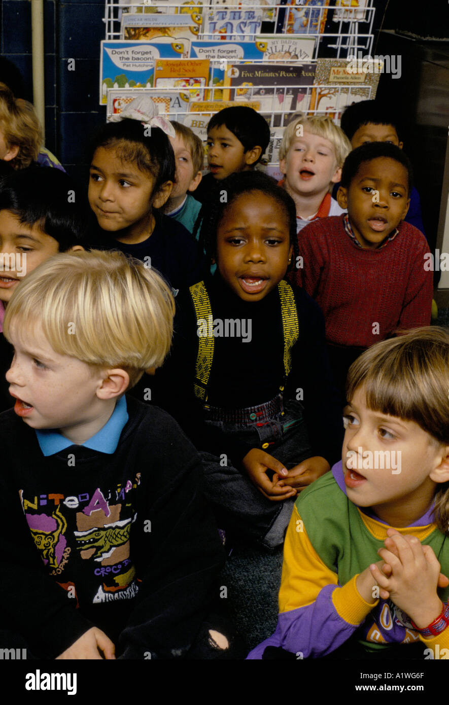 PRIMARY SCHOOL CHILDREN SINGING IN A GROUP Stock Photo - Alamy