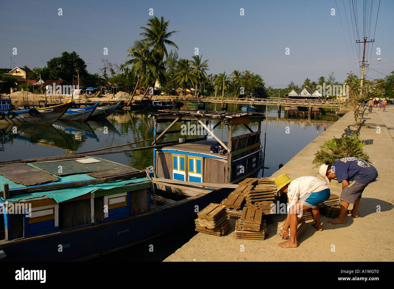 Packing boats hi-res stock photography and images - Alamy