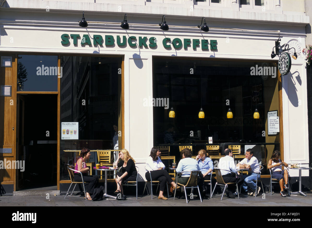 STARBUCKS LONDON 2000.Customers sitting outside cafe Stock Photo - Alamy