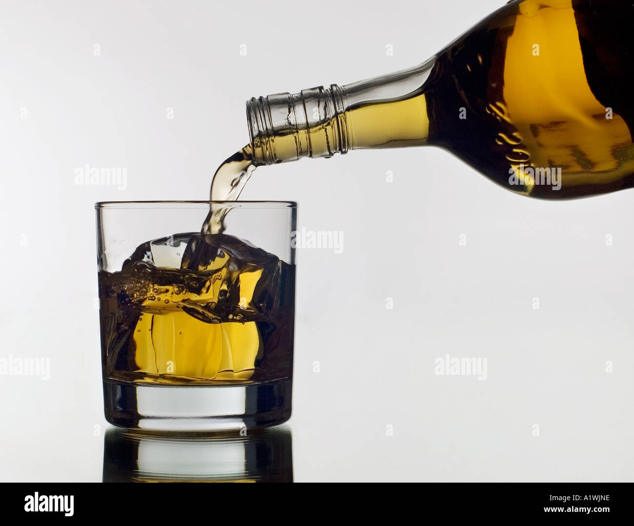 Whisky pouring hi-res stock photography and images - Alamy