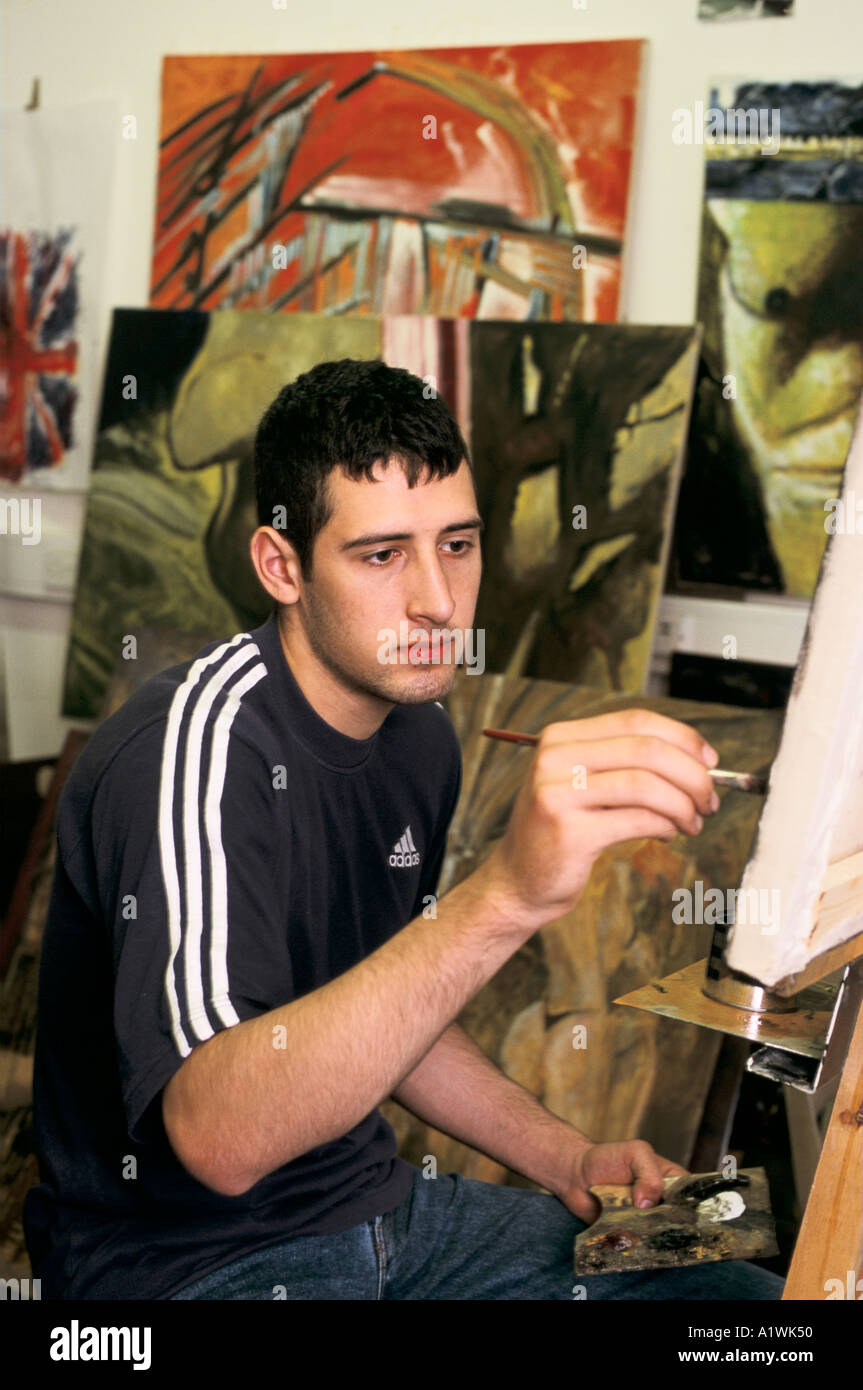MALE STUDENT PAINTING IN ART CLASS WEST THAMES COLLEGE 2001 Stock Photo ...