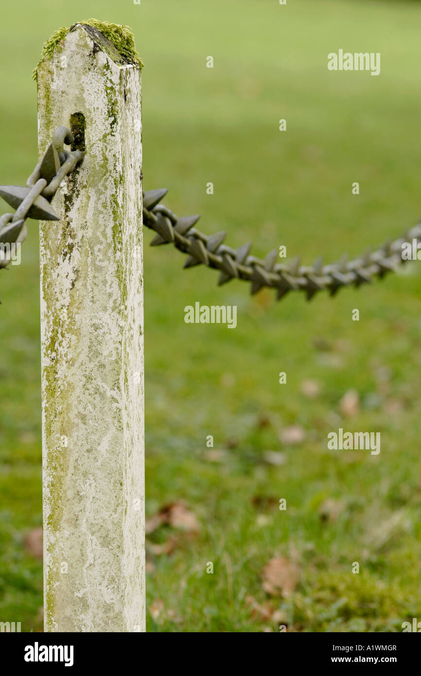 Metal chain and post UK Stock Photo - Alamy