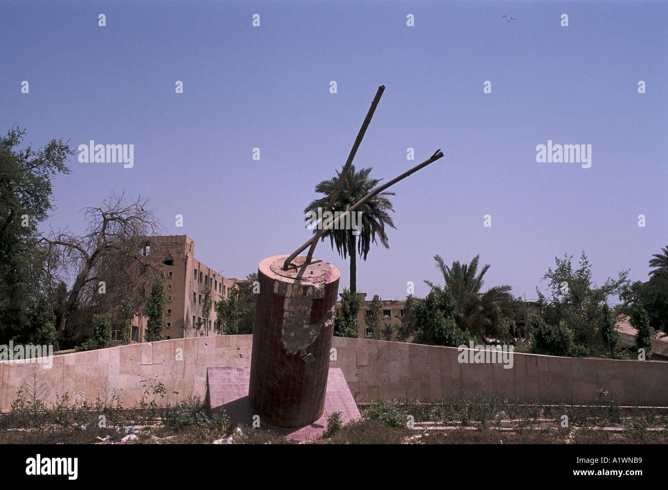 Saddam hussein statue hi-res stock photography and images - Alamy