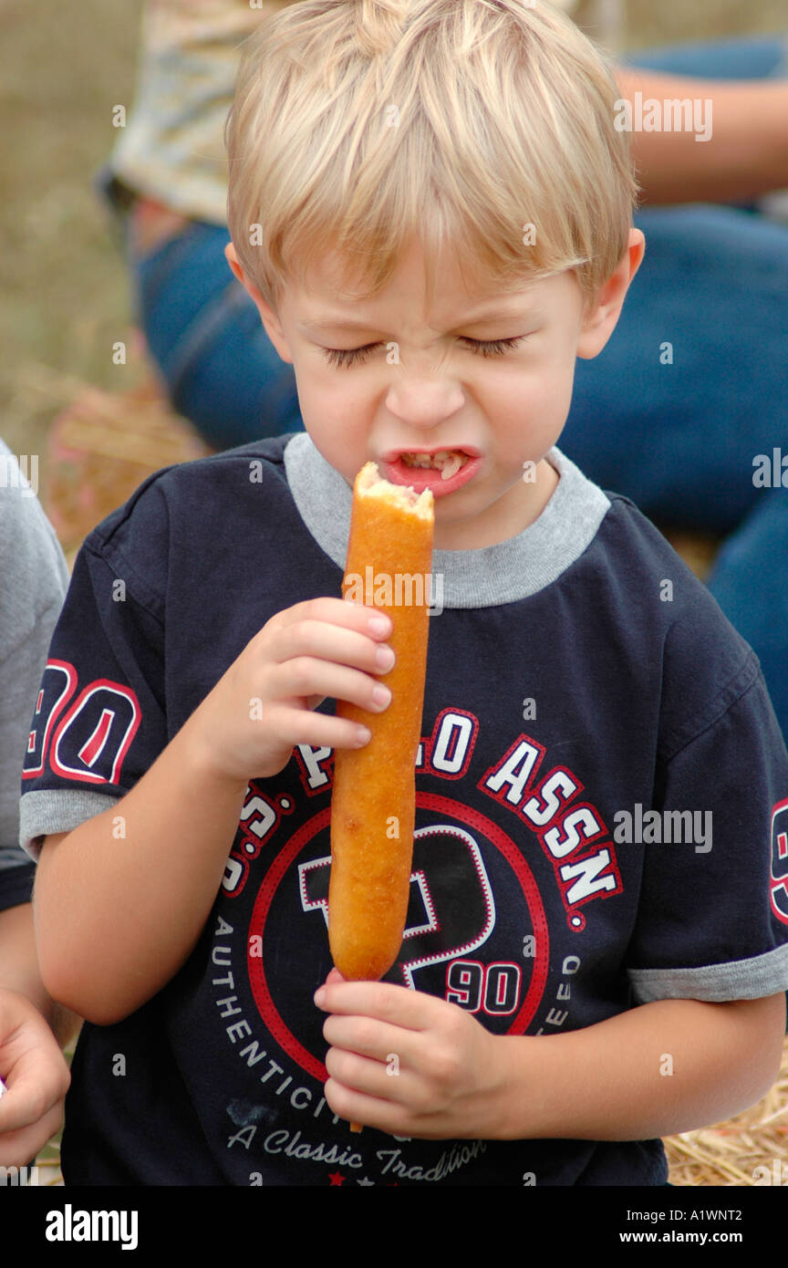 Foot long hotdog hi-res stock photography and images - Alamy
