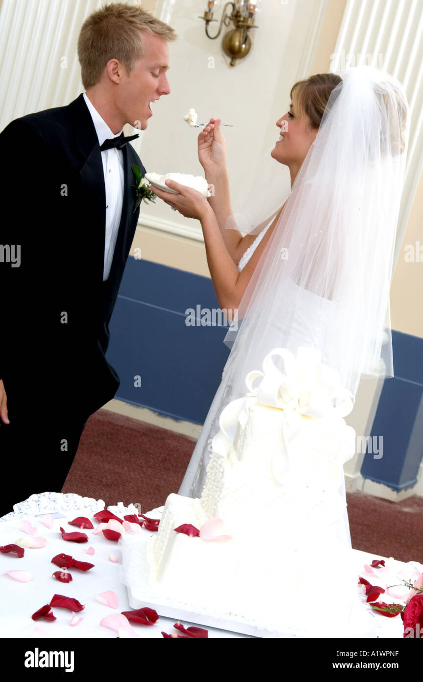 Rose decorated wedding gown hi-res stock photography and images - Alamy