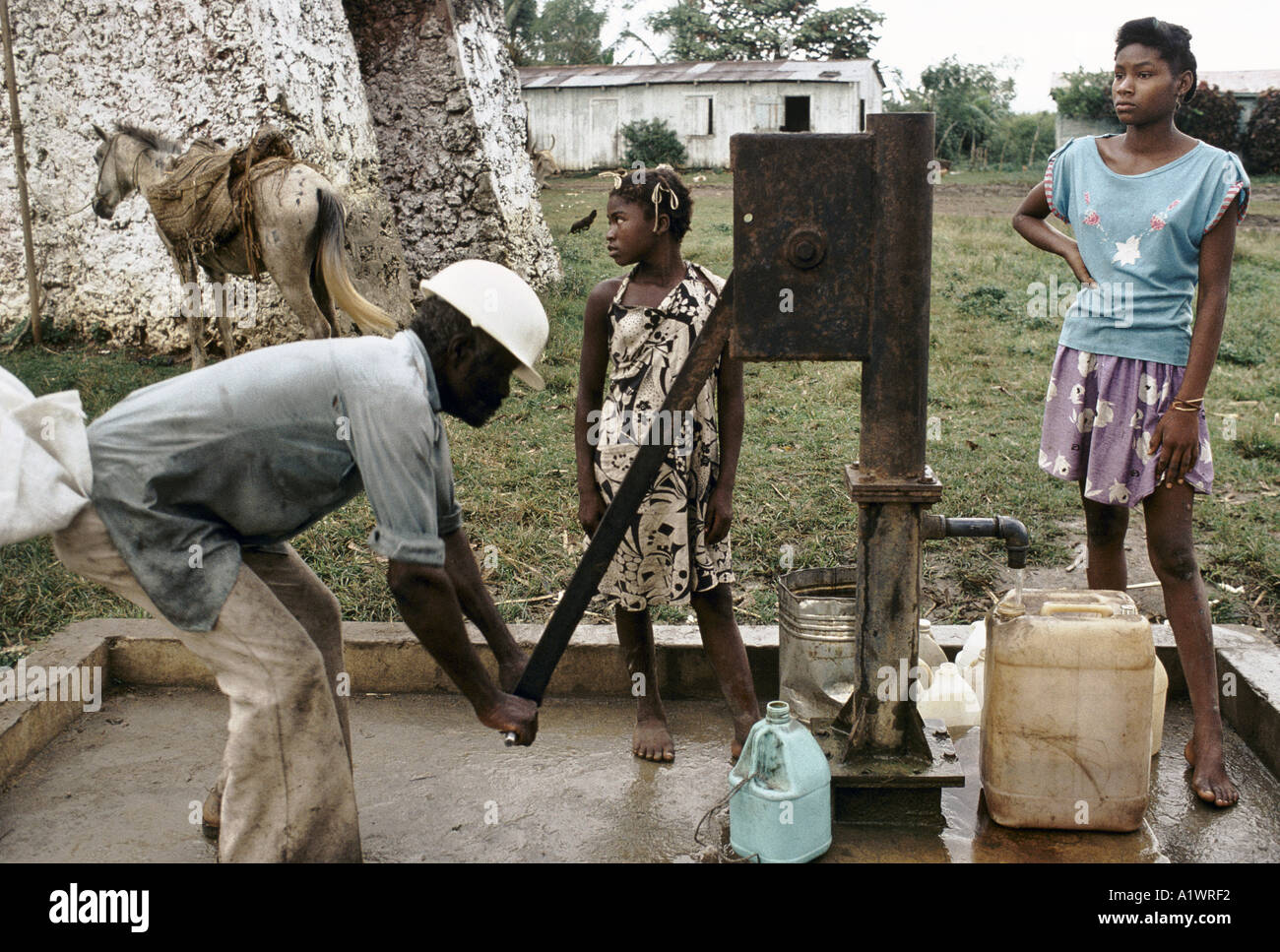 Girls fetching water hi-res stock photography and images - Alamy
