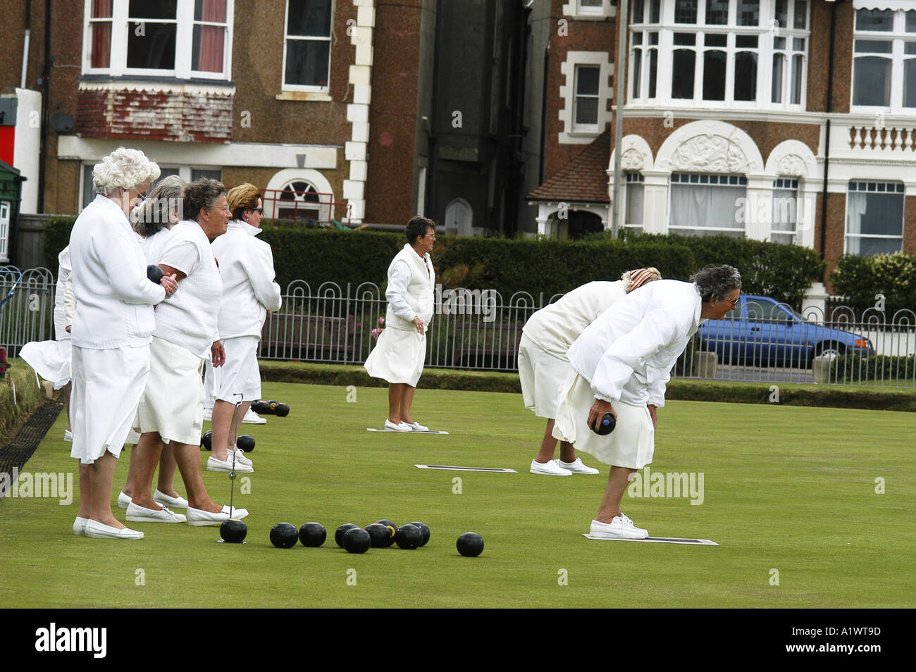 Women playing lawn bowls hi-res stock photography and images - Alamy