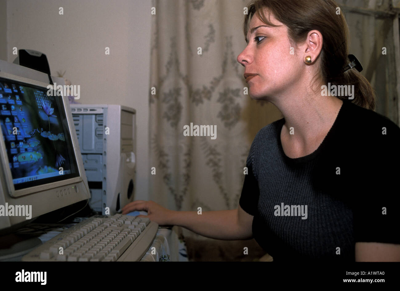 Iraqi woman playing computer games Stock Photo - Alamy