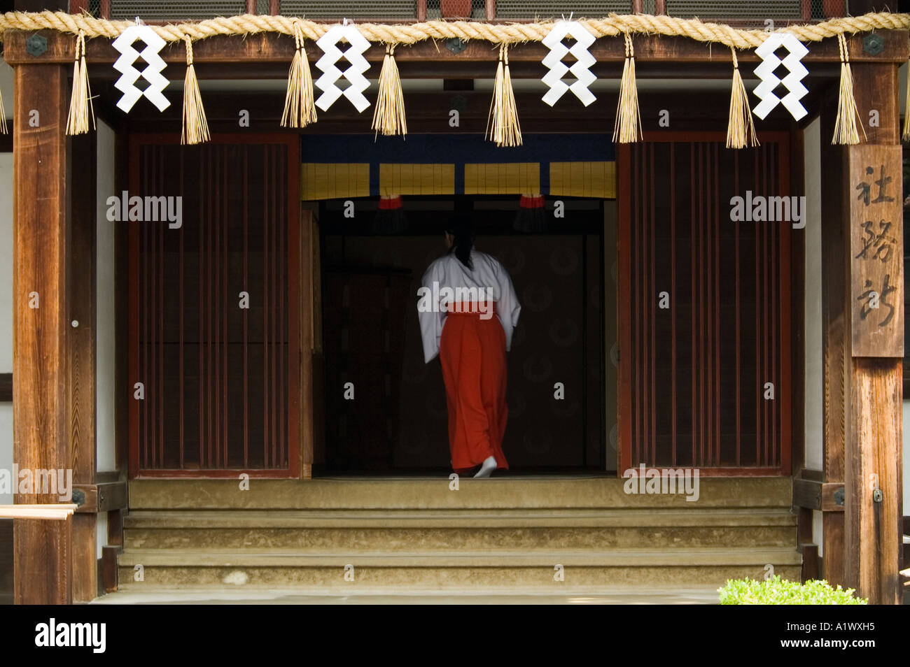 A japanese shinto priestess hi-res stock photography and images - Alamy