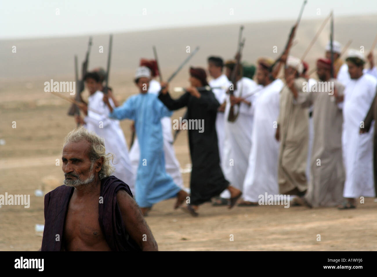 Saudi men swords hi-res stock photography and images - Alamy