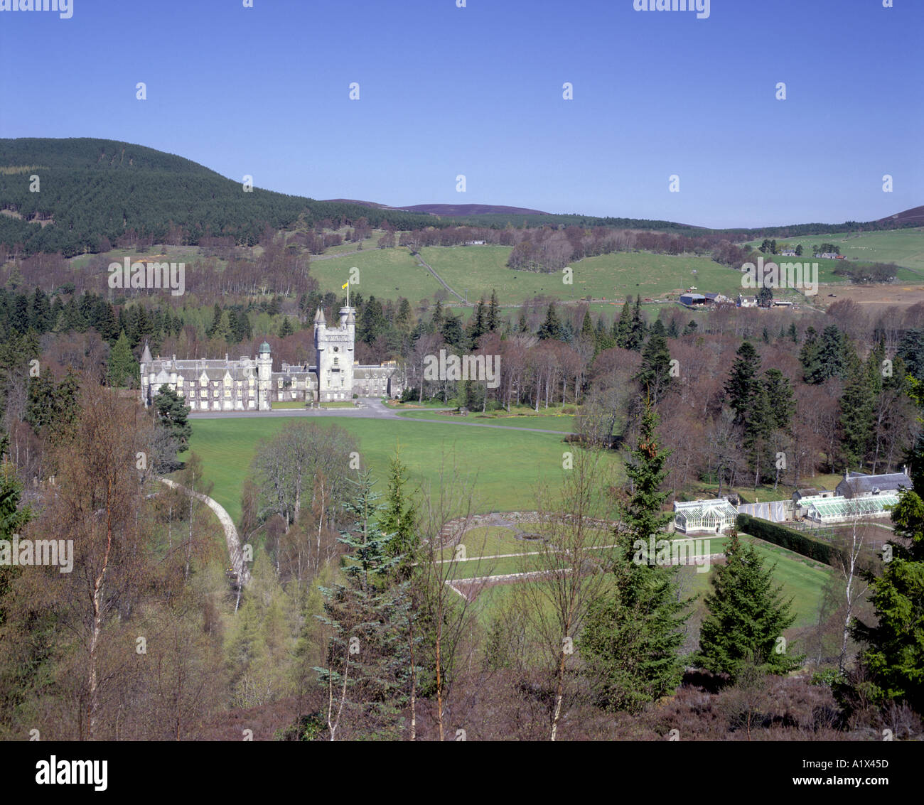 River dee braemar castle hi-res stock photography and images - Alamy
