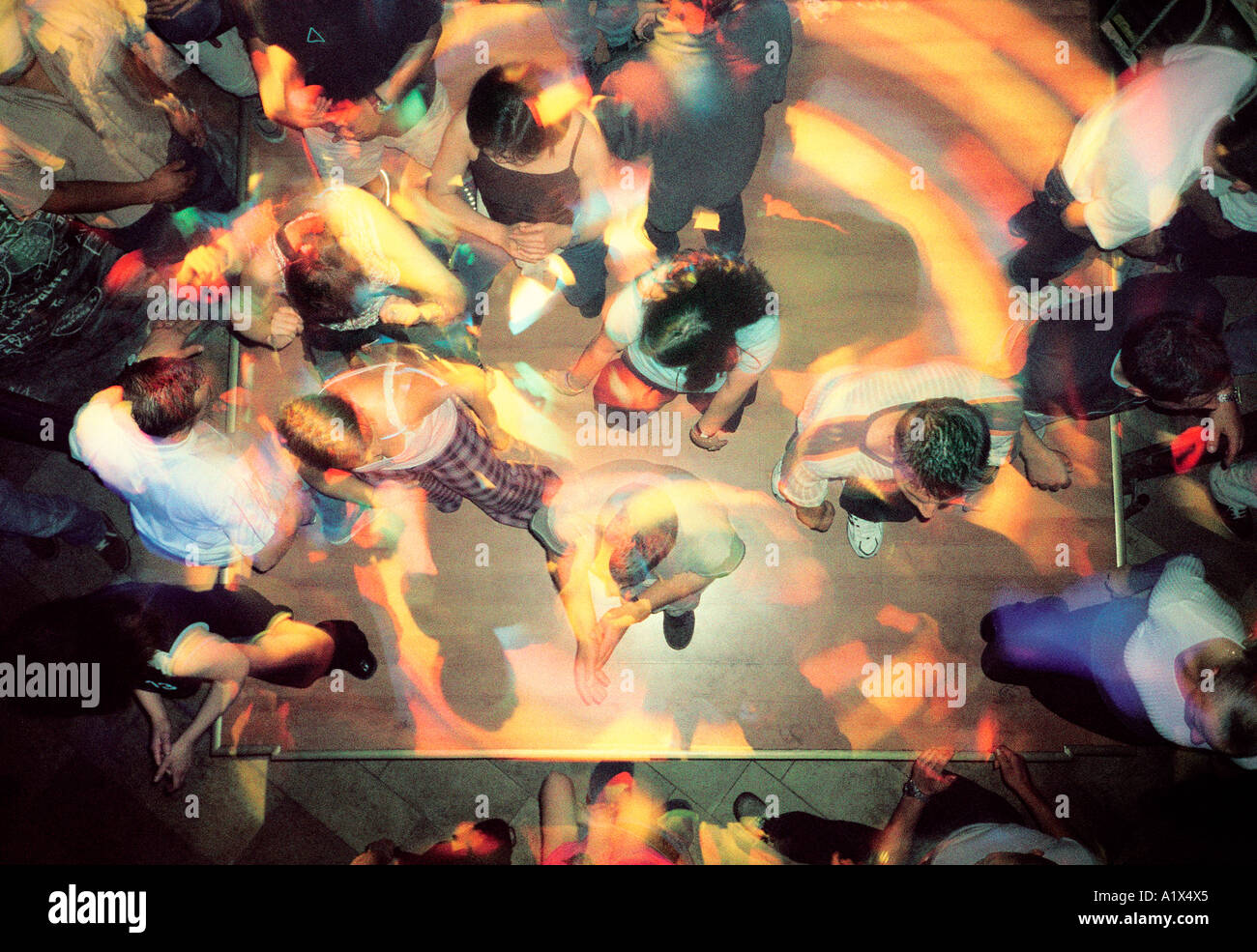 Crowd dance disco hi-res stock photography and images - Alamy