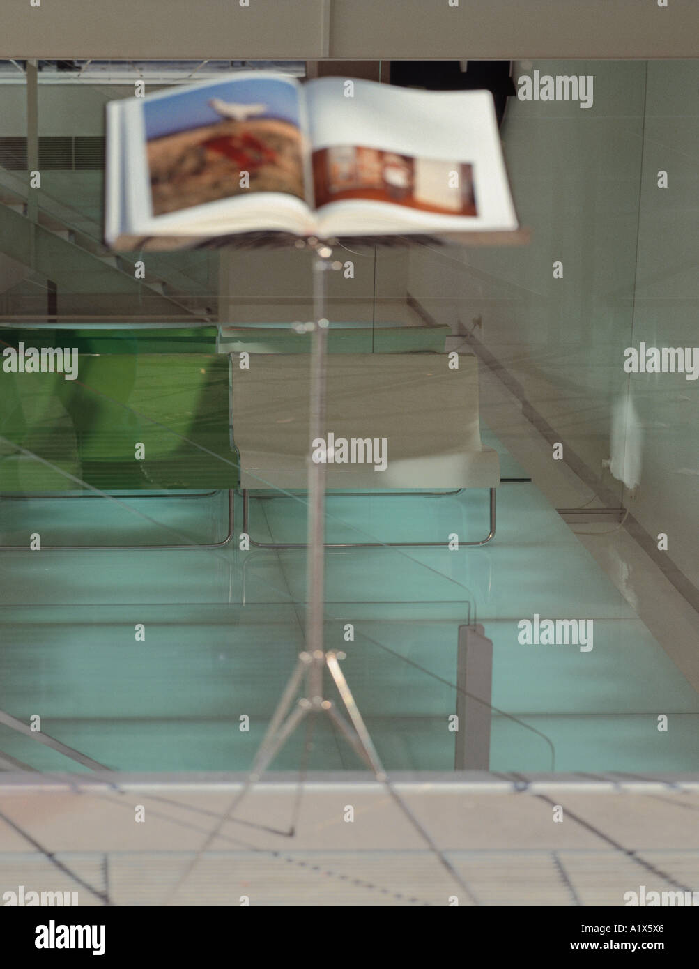 Open book displays hi-res stock photography and images - Alamy