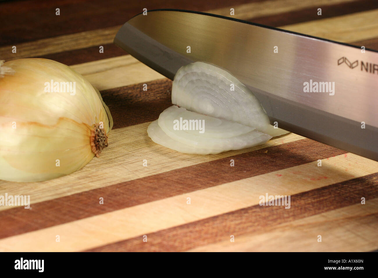 to cut onion Stock Photo - Alamy