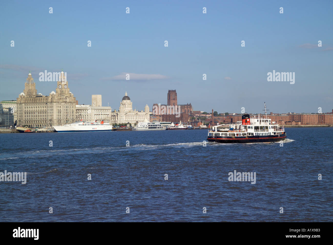 Liverpool Skyline Ferry River Mersey Liverpool Merseyside England Stock ...
