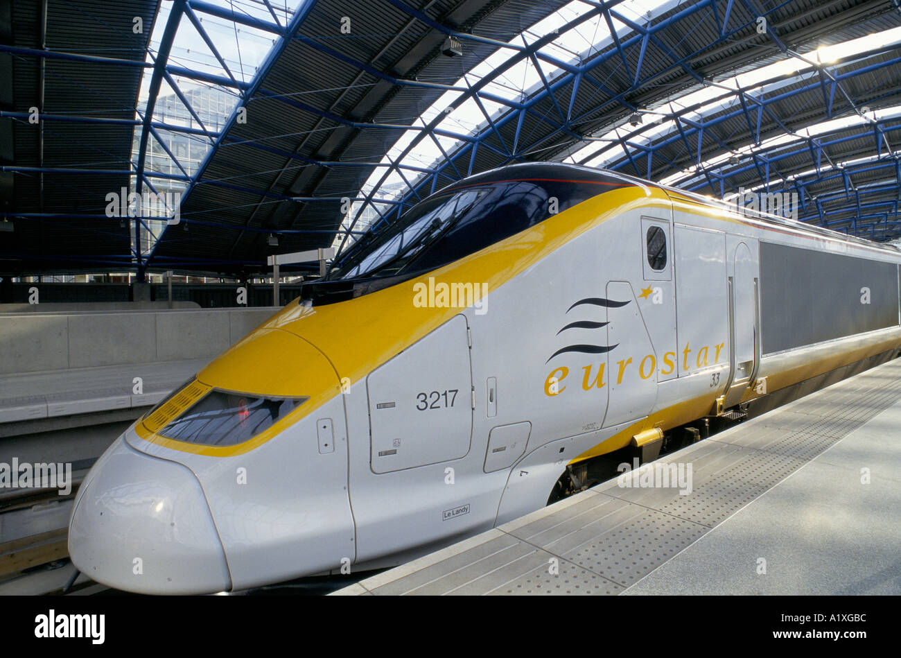CHANNEL TUNNEL EUROSTAR EXPRESS TRAIN WAITING AT PLATFORM OF THE LONDON ...
