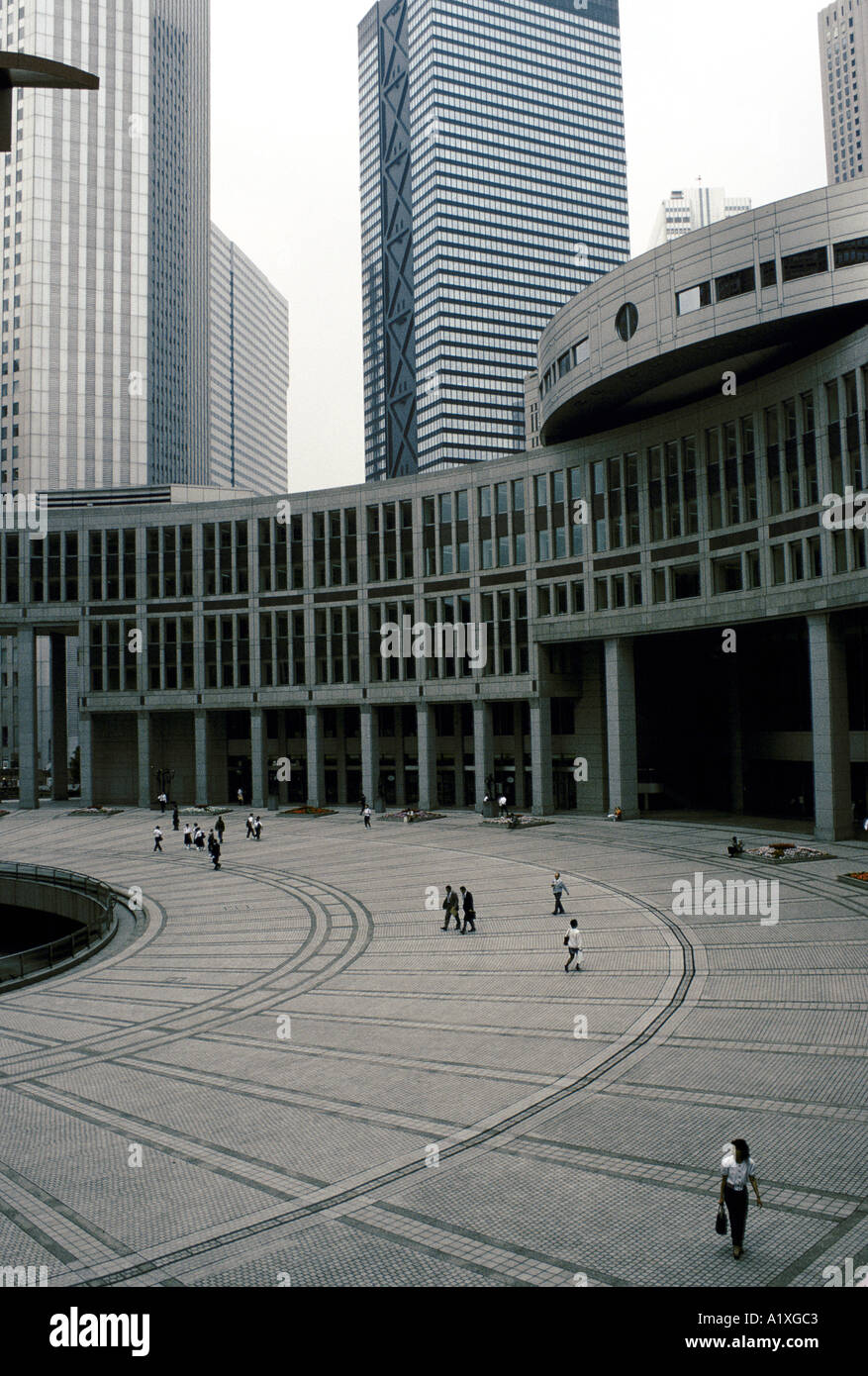 BUSINESS PEOPLE GOING TO WORK TOKYO METROPOLITAN ASSEMBLY BUILDING ...