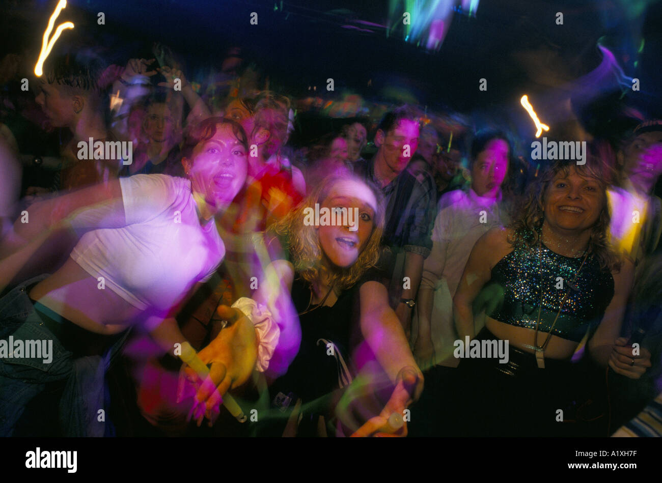 Teenage girls dancing house hi-res stock photography and images - Alamy