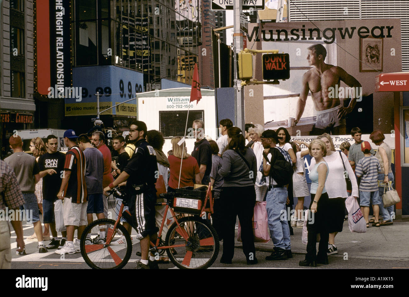 New york times square 1999 hi-res stock photography and images - Alamy