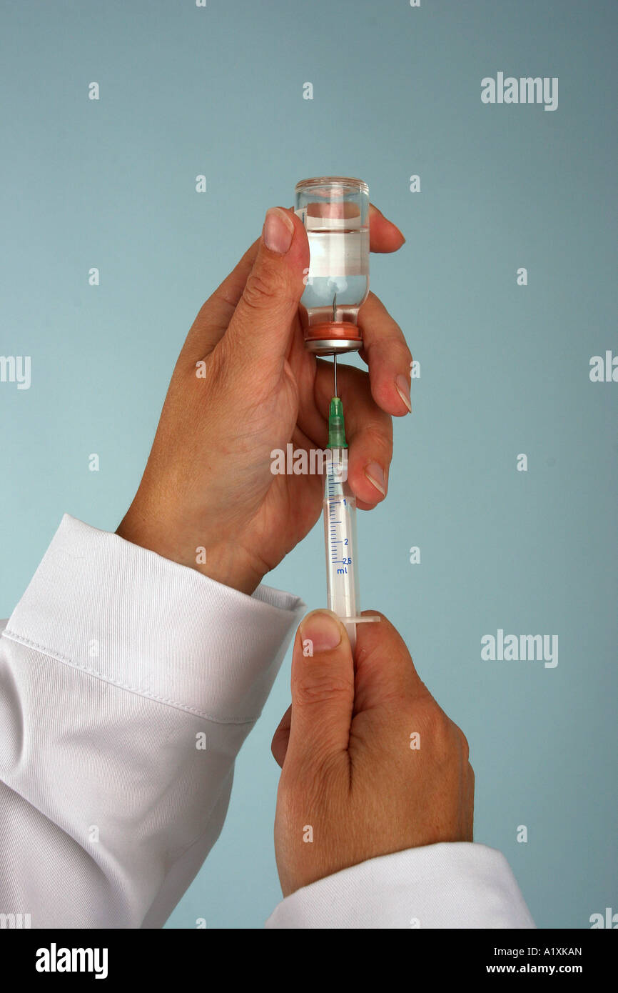 preparation of an injection Stock Photo - Alamy