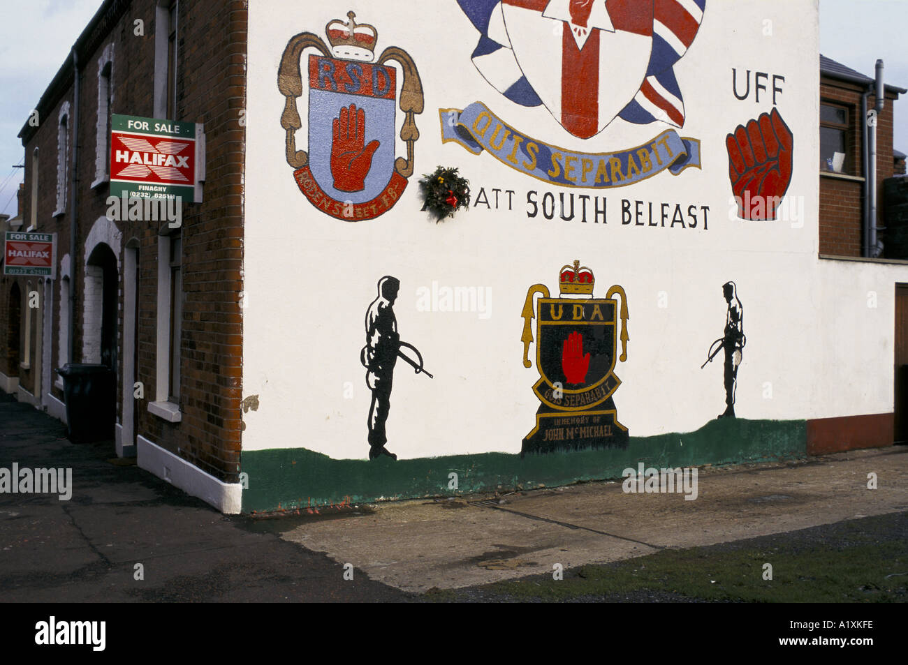 A LOYALIST MURAL CELEBRATING THE BANNED UFF AND UDA ARE PAINTED ON THE ...