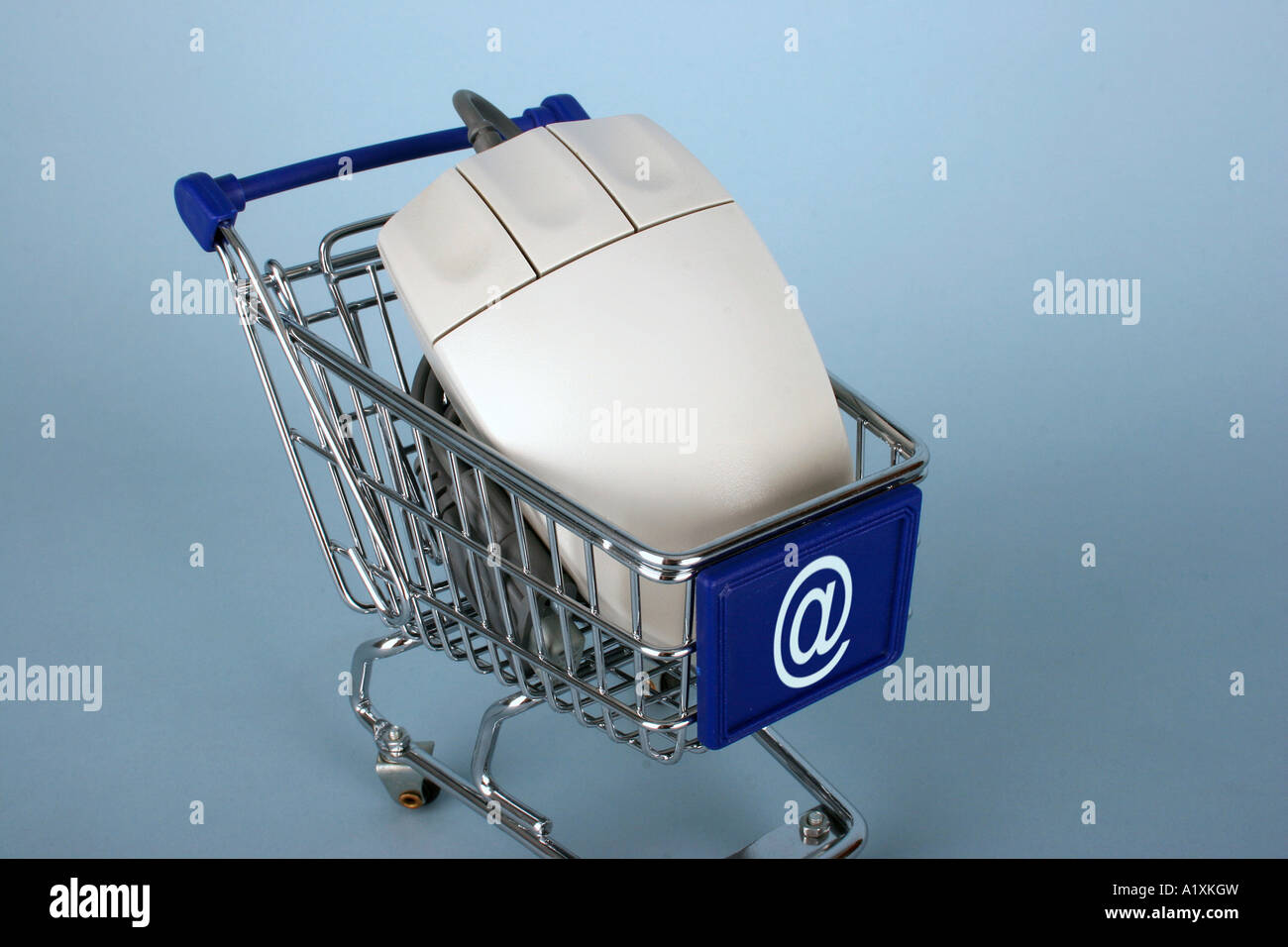 cart with a mouse Stock Photo - Alamy