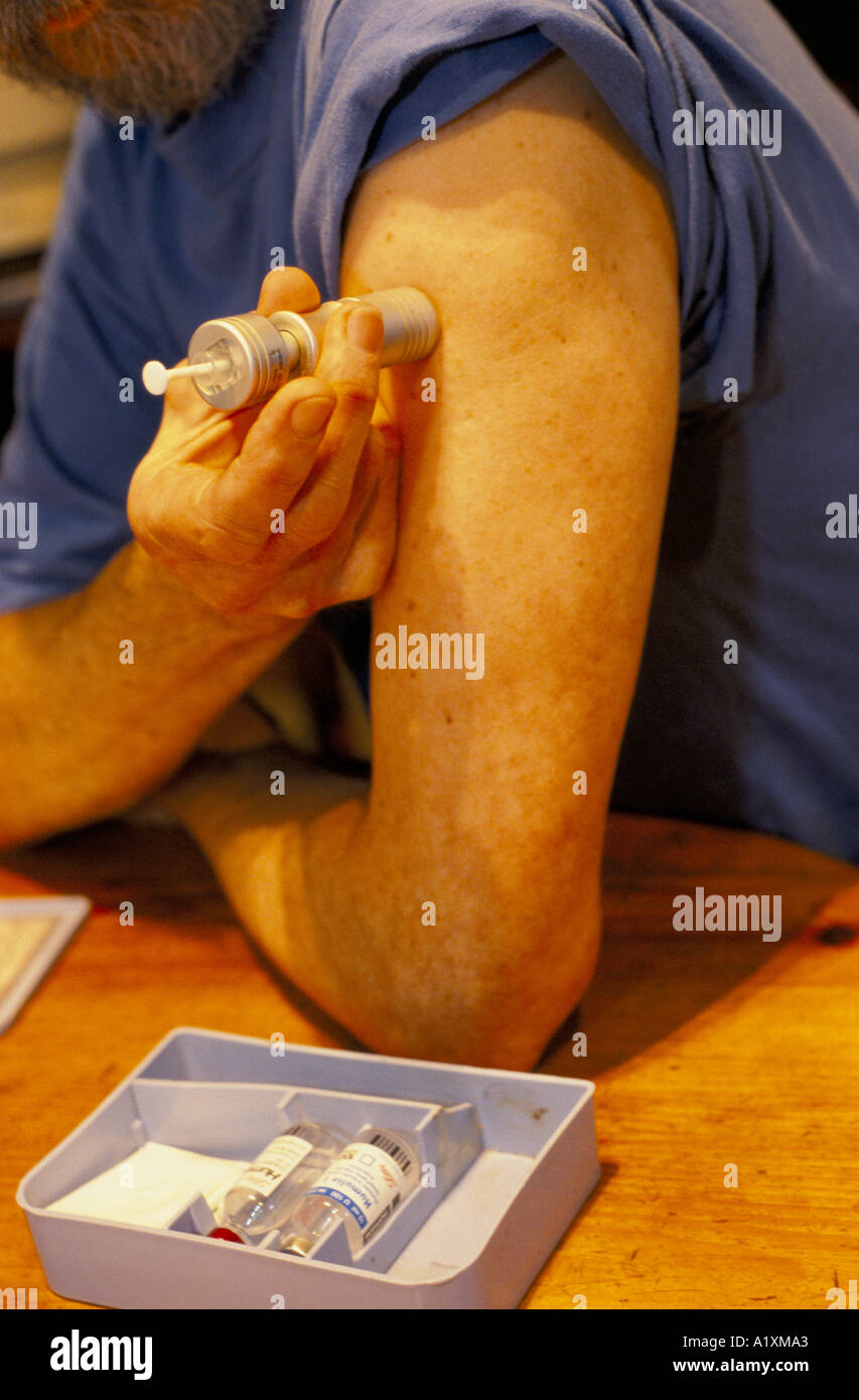Diabetic man injecting himself with Insulin Stock Photo - Alamy