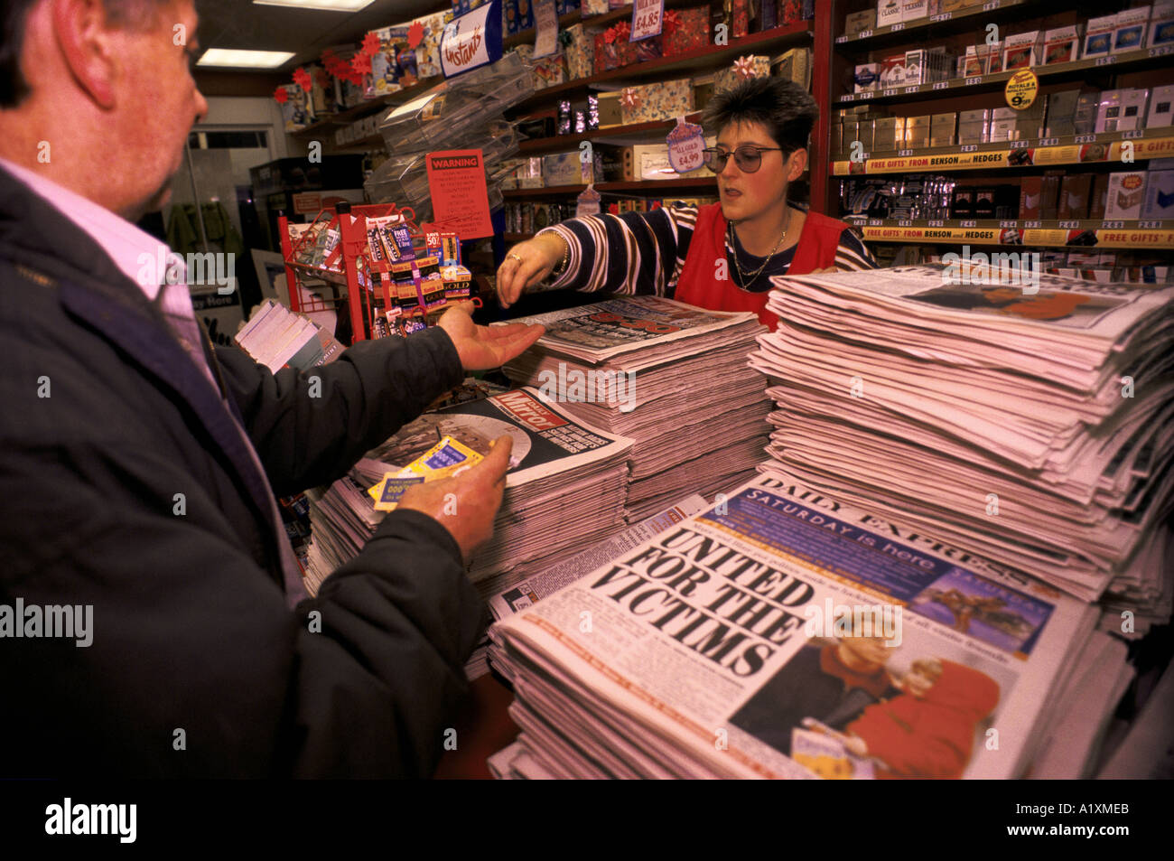 Newsagents shop news papers hi-res stock photography and images - Alamy