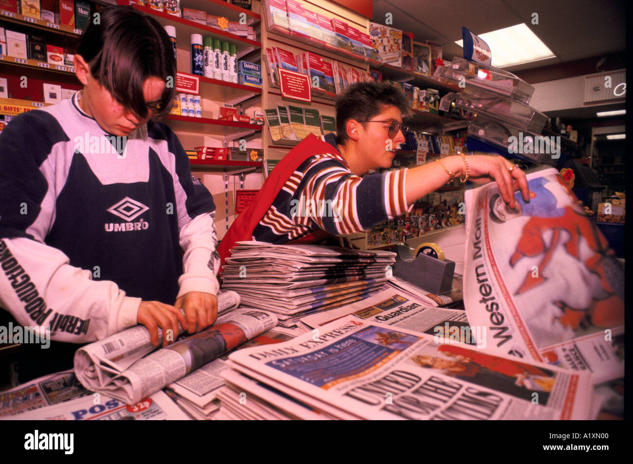 Newsagents shop news papers hi-res stock photography and images - Alamy