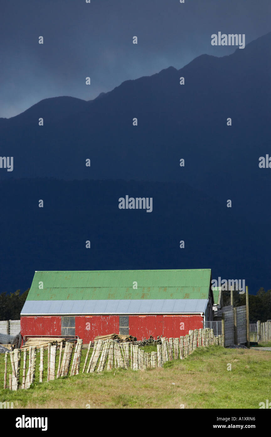 Grey wooden barns hi-res stock photography and images - Alamy