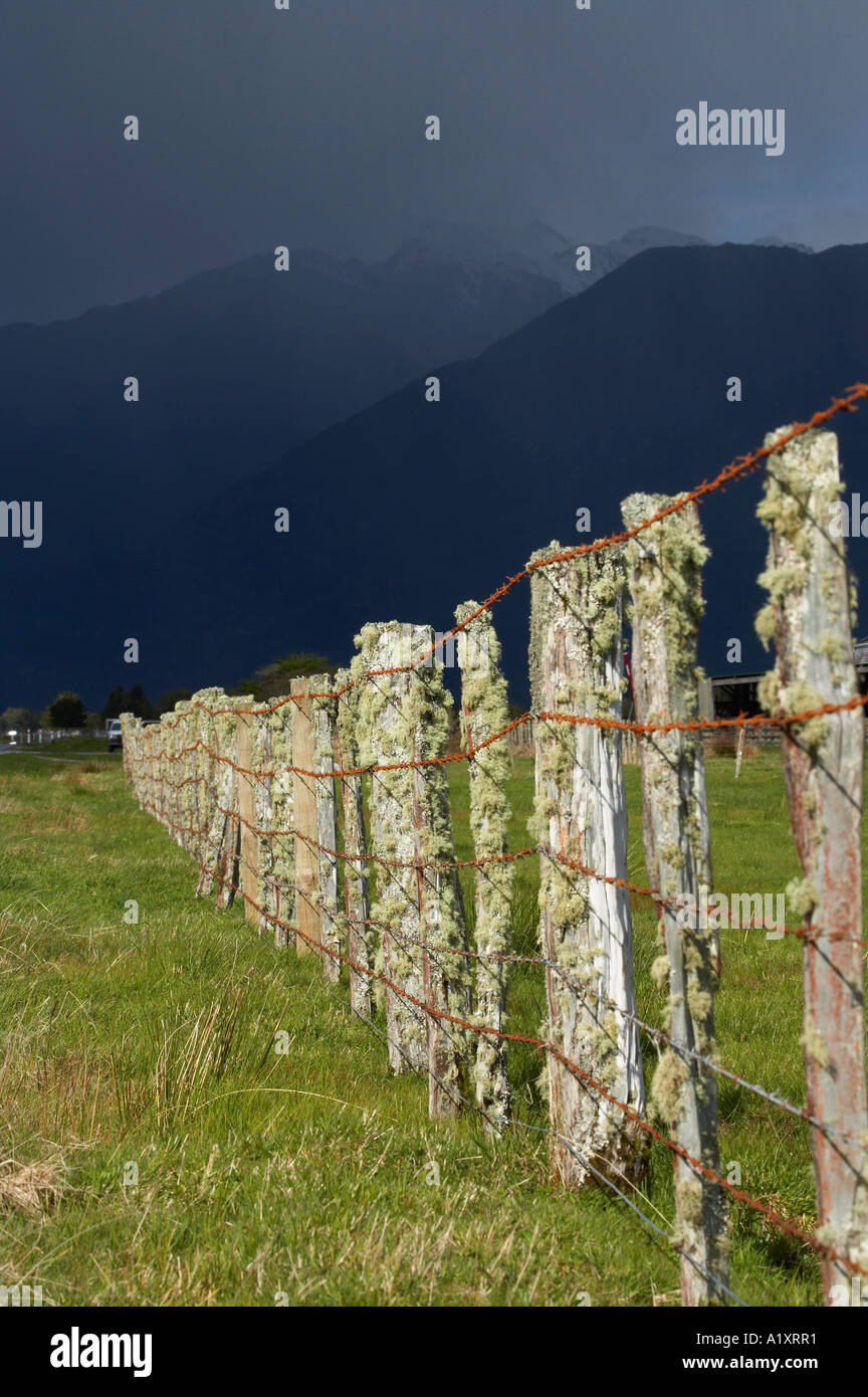 Number 8 fence wire hi-res stock photography and images - Alamy