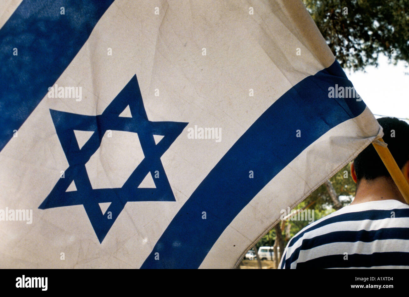 ISRAELI ELECTIONS MAY 1996 A YOUNG VOTER WITH AN ISRAELI FLAG WAITING ...