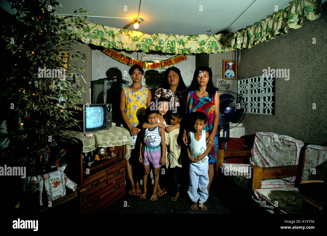MANILA GRAVE DWELLERS MACARIA CALMA AND HER FAMILY IN THEIR CRYPT Stock ...