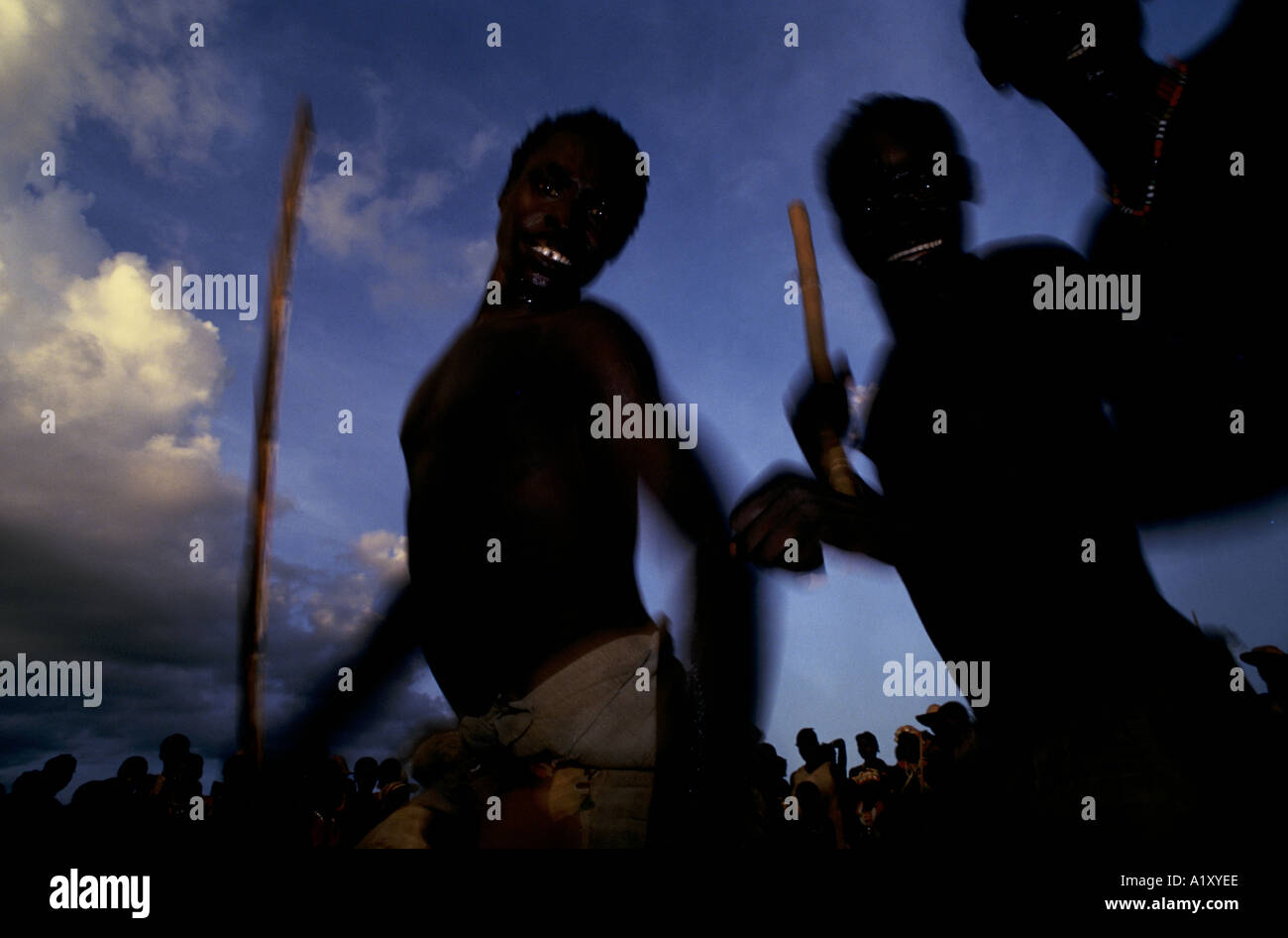 Africa war dance hi-res stock photography and images - Alamy