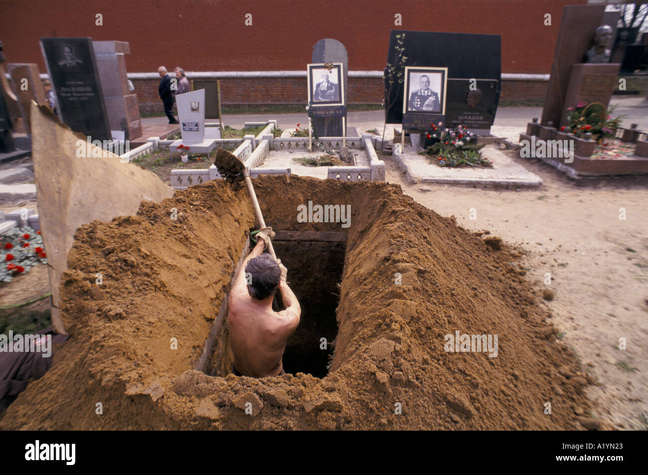 Digging grave funeral hi-res stock photography and images - Alamy