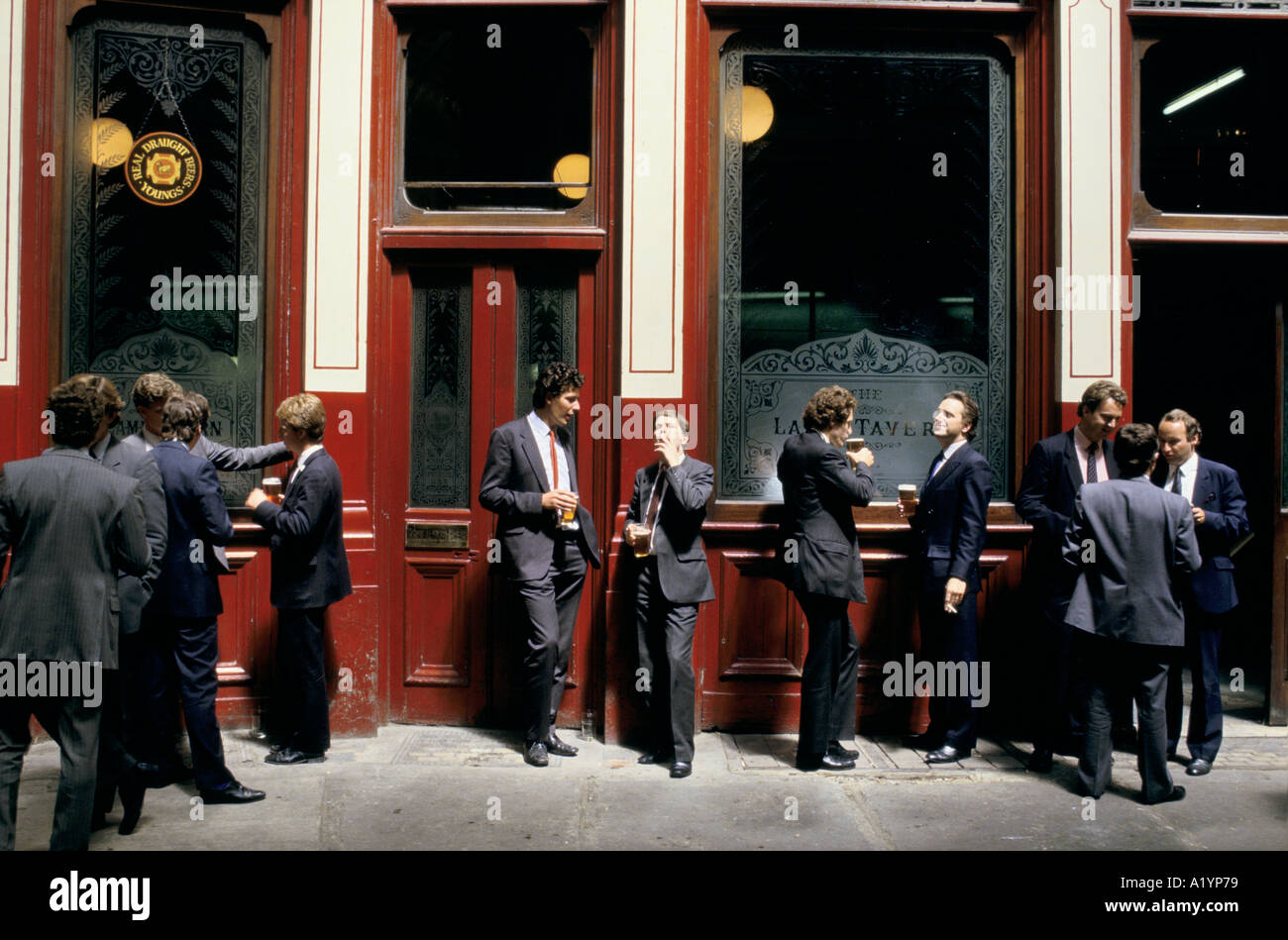 LUNCHTIME EATING DRINKING LEADENHALL MARKET CITY OF LONDON Stock Photo ...