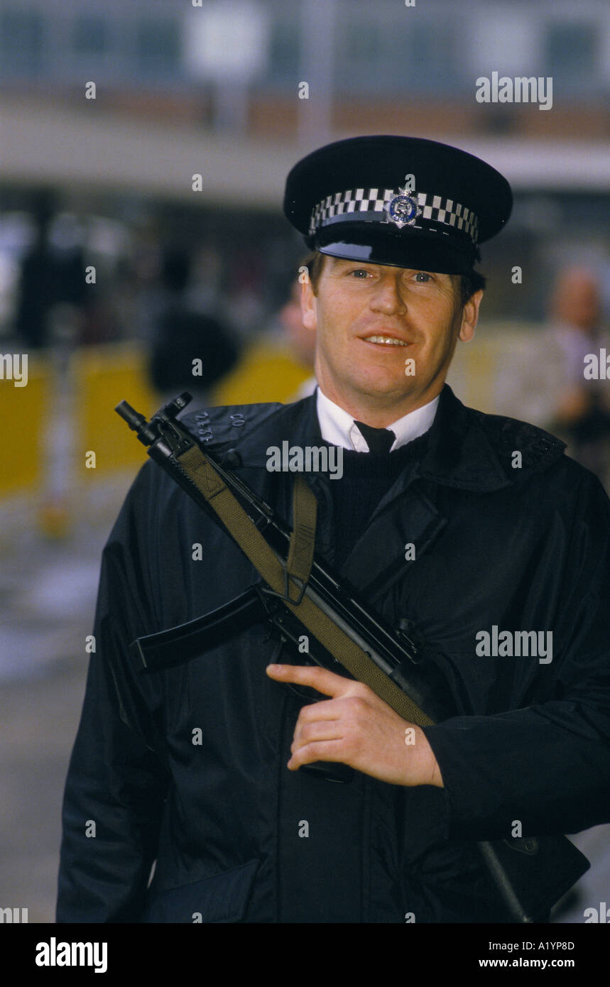ARMED POLICE WITH SUB MACHINE GUN HEATHROW AIRPORT Stock Photo - Alamy