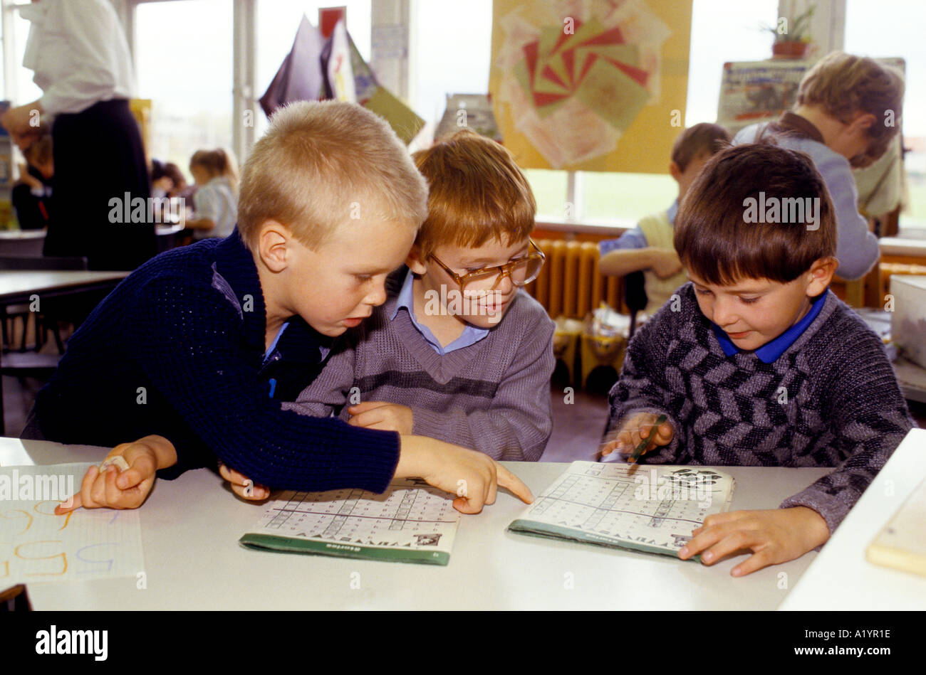 CHILDREN LEARNING IN A CLASSROOM AT A PRIMARY SCHOOL IN KIRKBY Stock ...