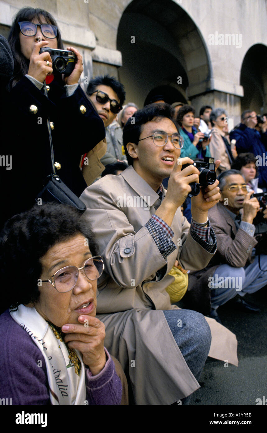 JAPANESE TOURISTS HOLDING CAMERAS LOOK WITH WONDER Stock Photo - Alamy