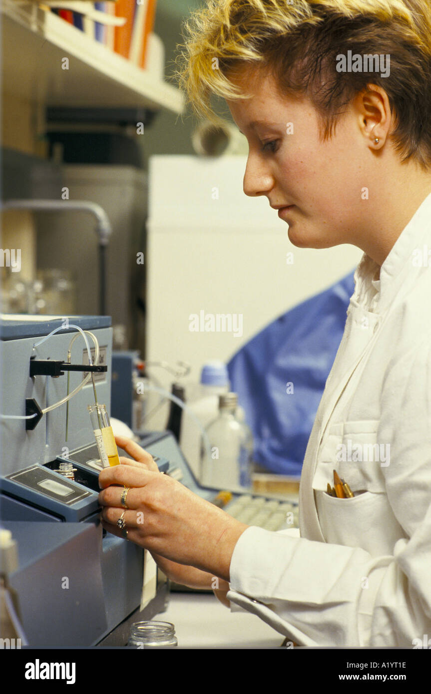 HOSPITAL TECHNICIAN ST THOMAS S LONDON Stock Photo - Alamy