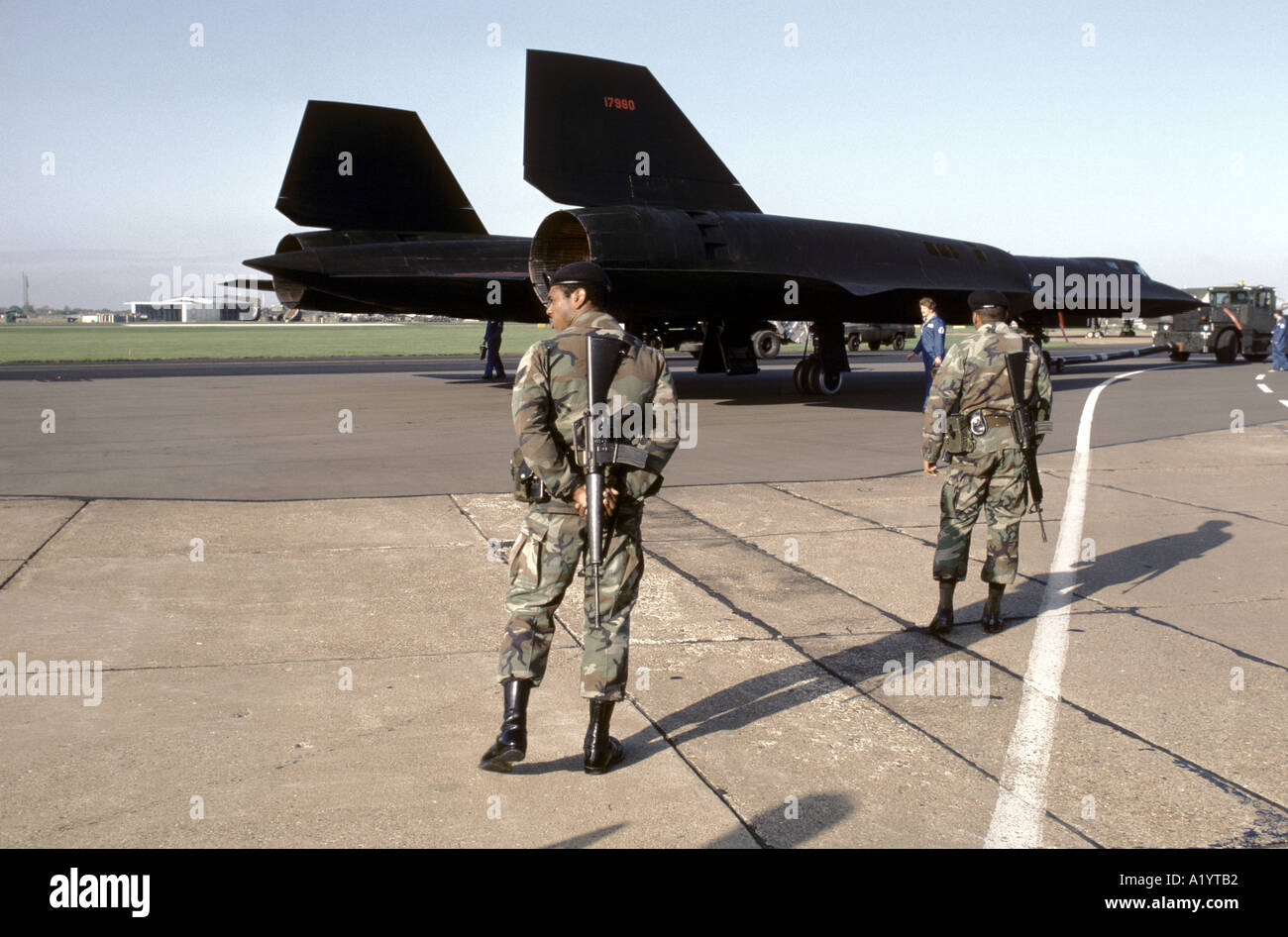 USAF SR 71 BLACKBIRD UNDER GUARD MILDENHALL OPEN DAY Stock Photo - Alamy