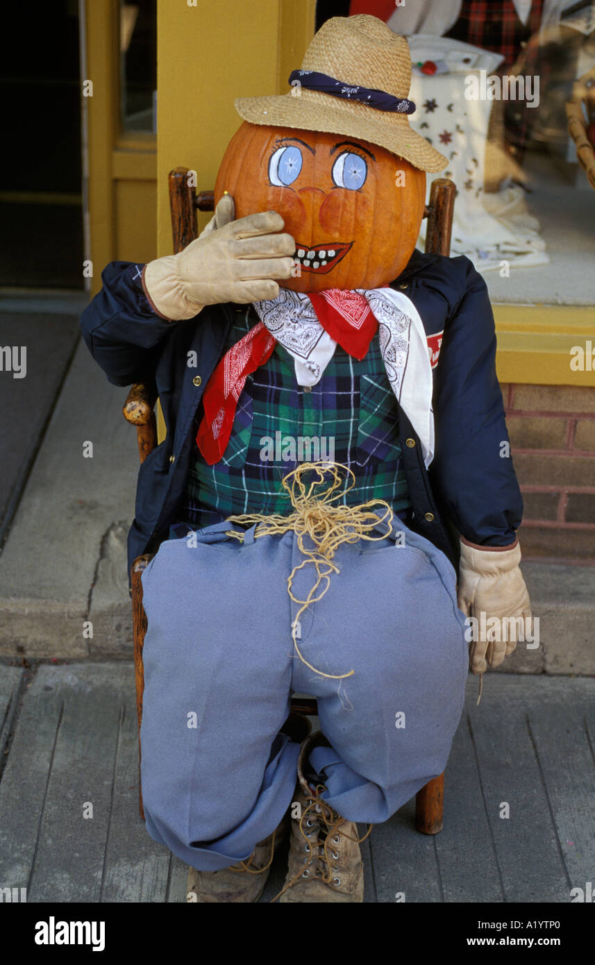 Scarecrow with boots and hat hi-res stock photography and images - Alamy